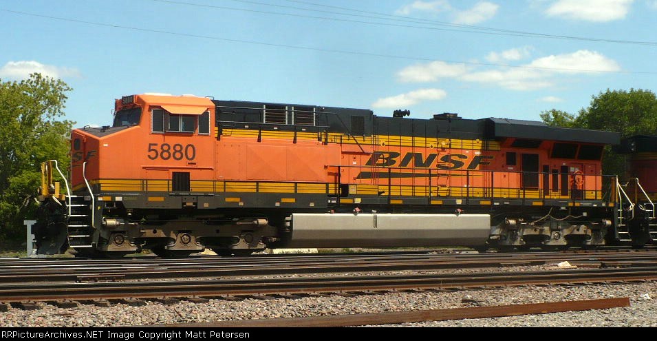 BNSF 5880